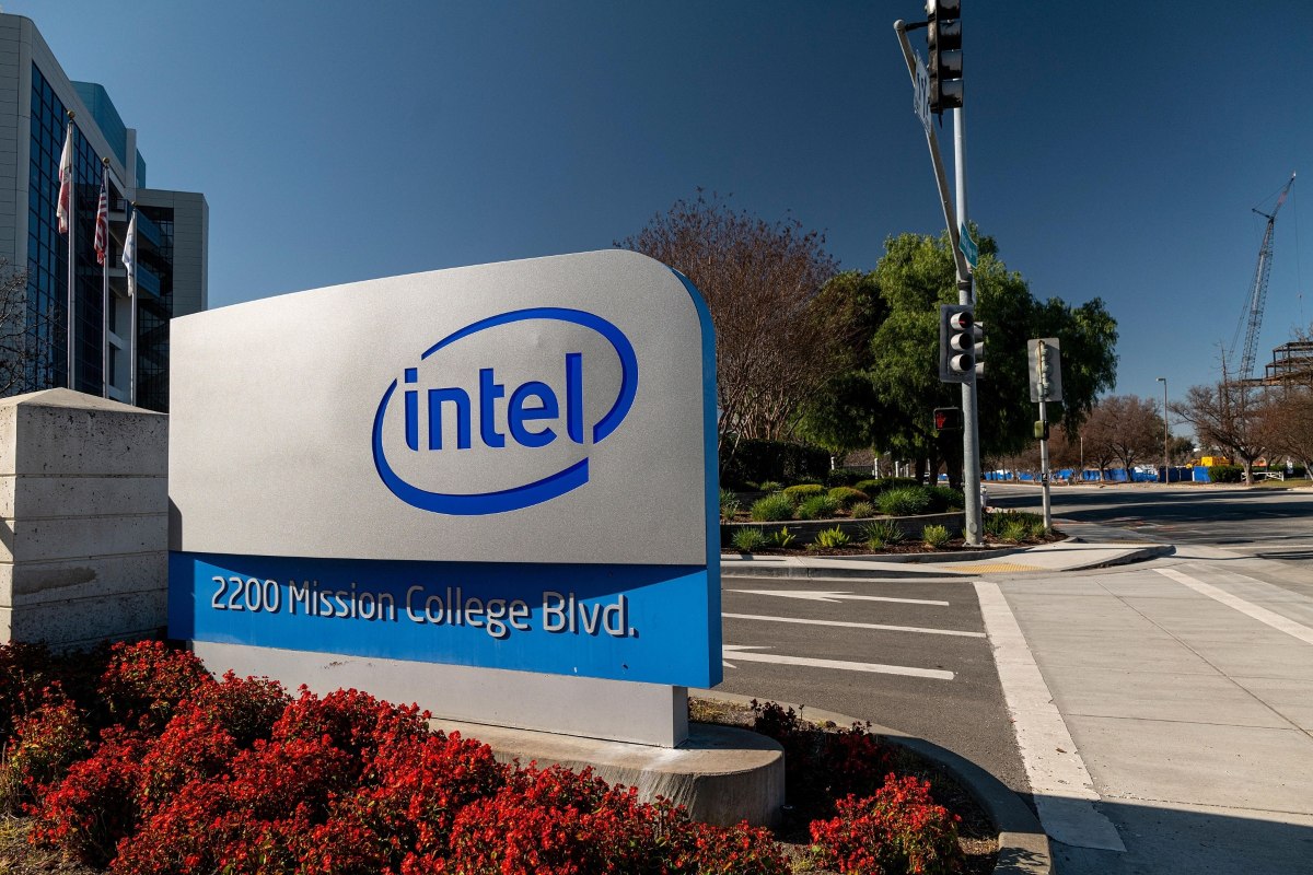 Intel says it's on course to regain chip production leadership