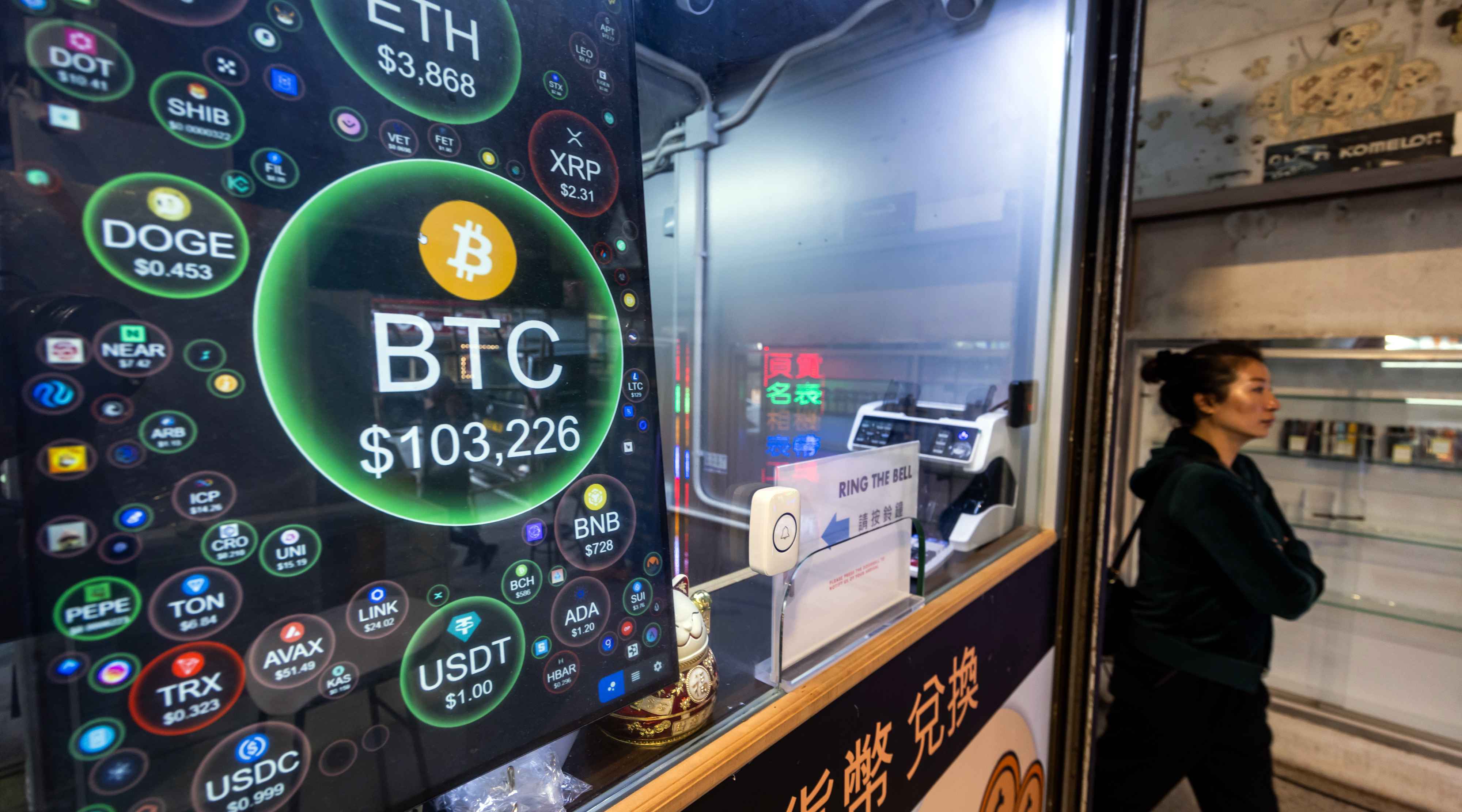 Bitcoin pullback deepens as US ETFs suffer record outflows