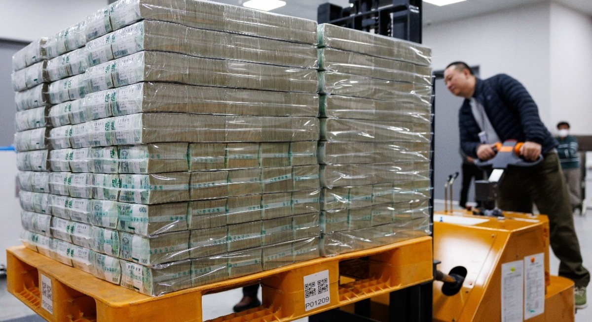 Won rebounds from weakest since 2009 on currency defence plan
