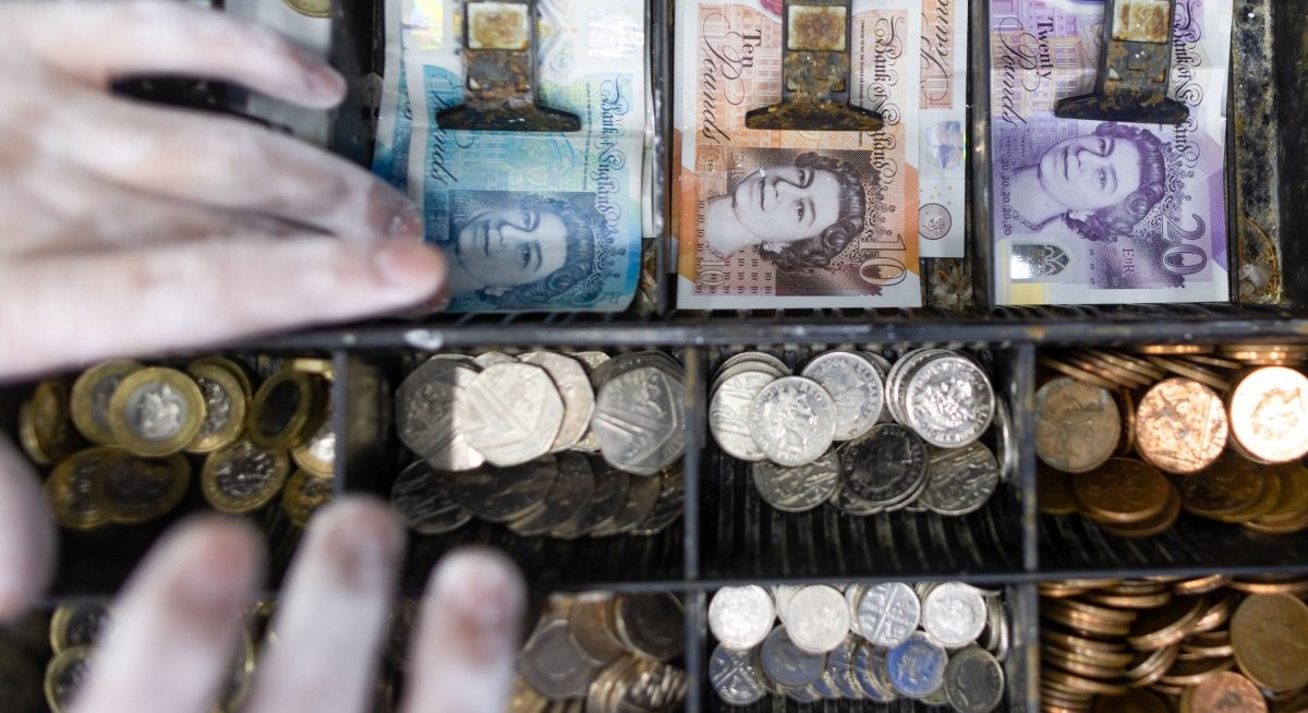 Briefs: It may take a shock rate hike for traders to leave the UK pound ...