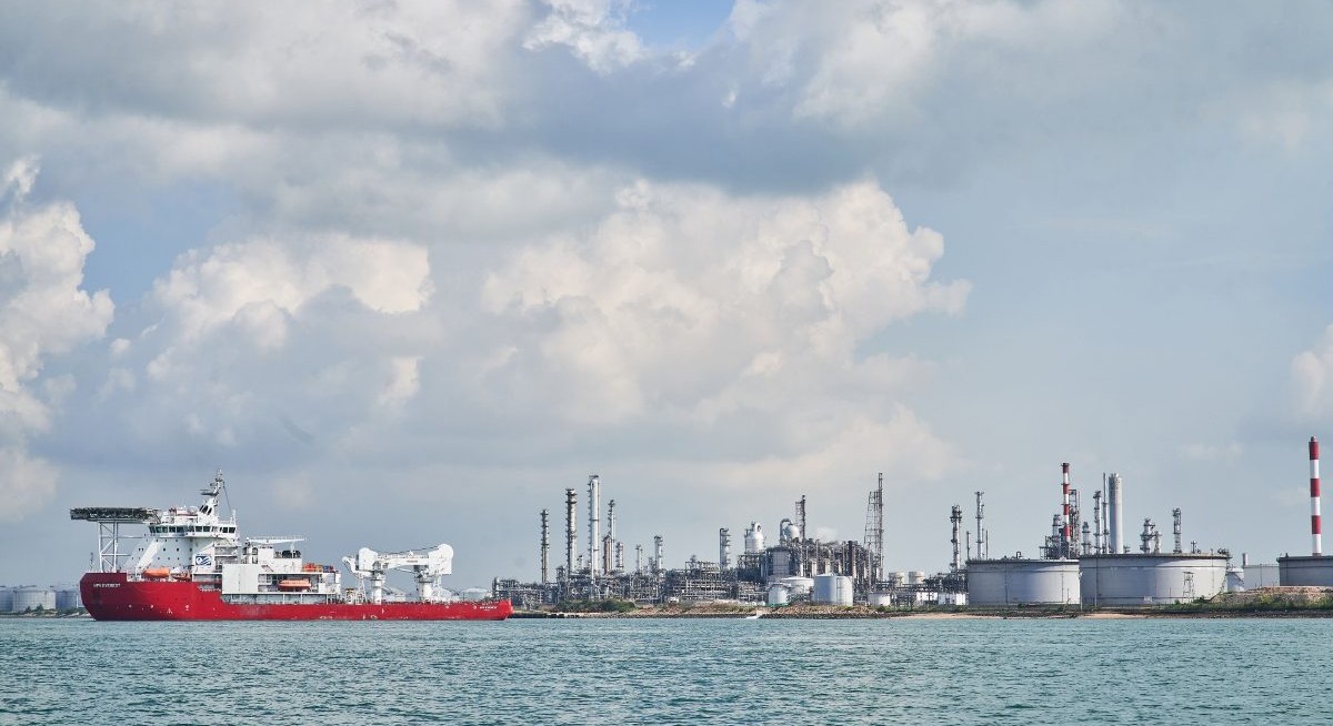 Sinopec eyes Shell’s historic Singapore oil refinery, sources say