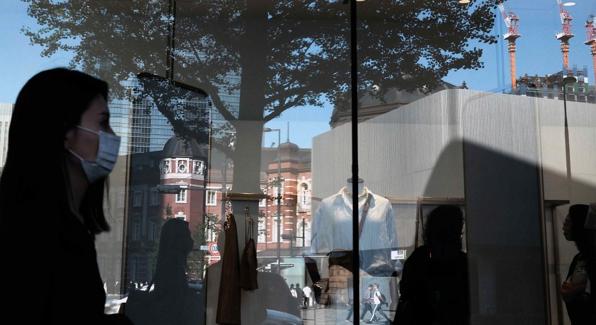 Japan cuts growth view for this year on weak consumption