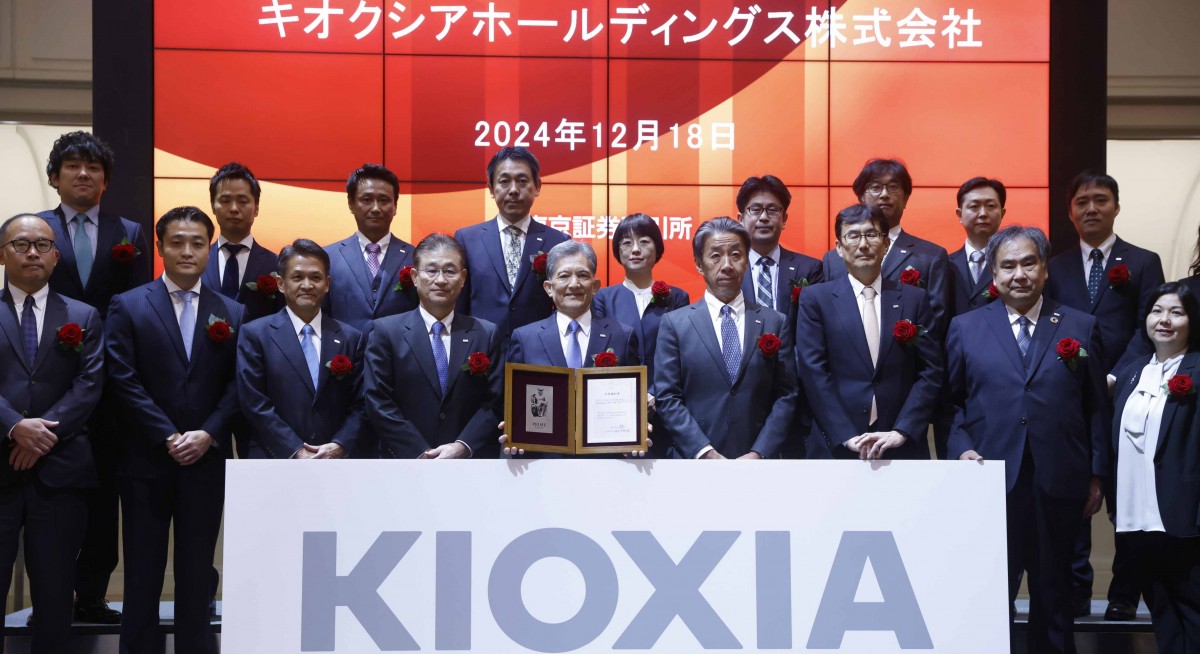 Chipmaker Kioxia surges 12% in Tokyo debut after jumbo IPO