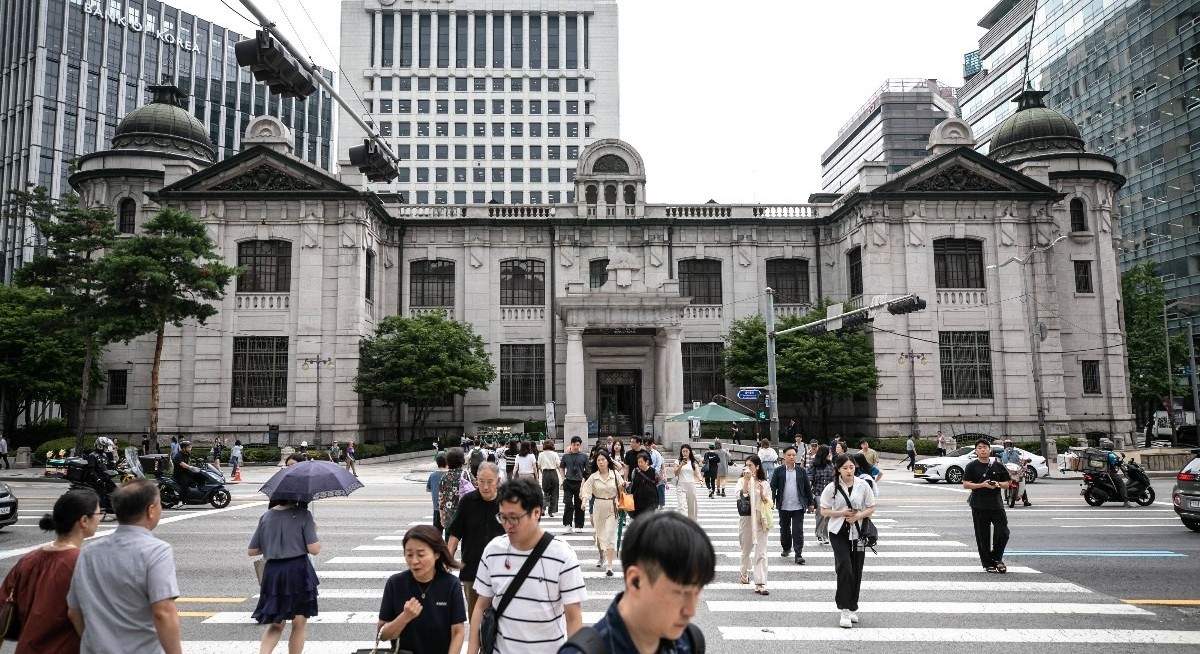 BOK poised to cut rate ahead of election as risks deepen