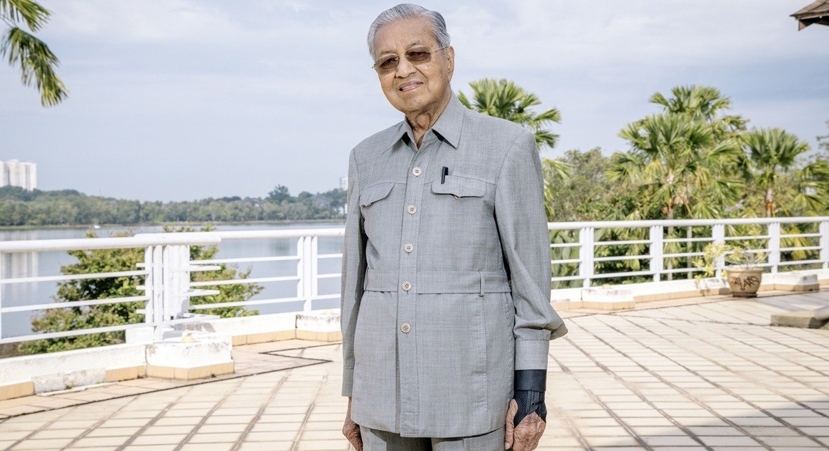 Tun M in hospital after a fall, aide says