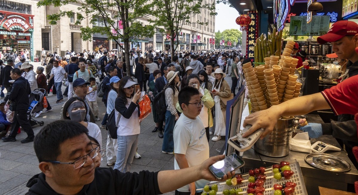 Chinese economy stuck in slow lane as consumption heads for drop