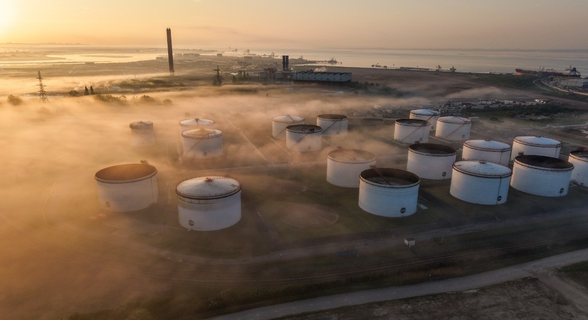 Oil holds losses after Iran deal spurs stock rally