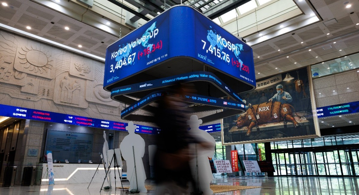Emerging Asian stocks hit record high on AI, currencies lower as oil climbs