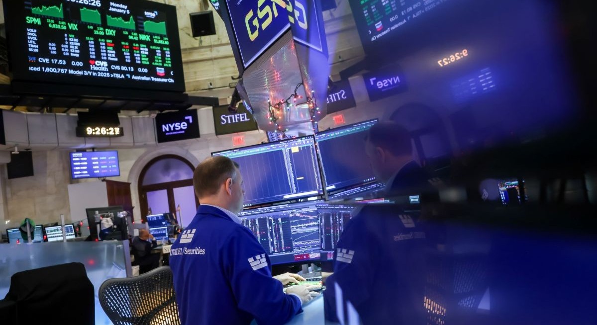 US bull run stalls after Trump tirade; bonds up