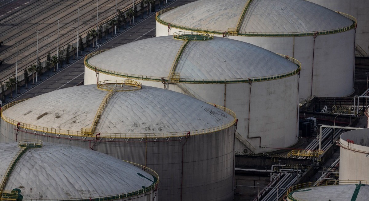 Goldman flags up oil surplus even as nations rebuild stockpiles